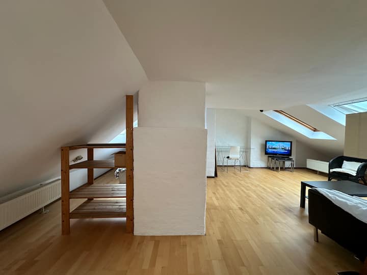 Helle Dachwohnung, Sehr Zentral - Düsseldorf