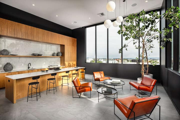 Walk Of Fame! [Pool/jacuzzi/gym] 2 Bed(queens) L5 - Beverly Hills, CA