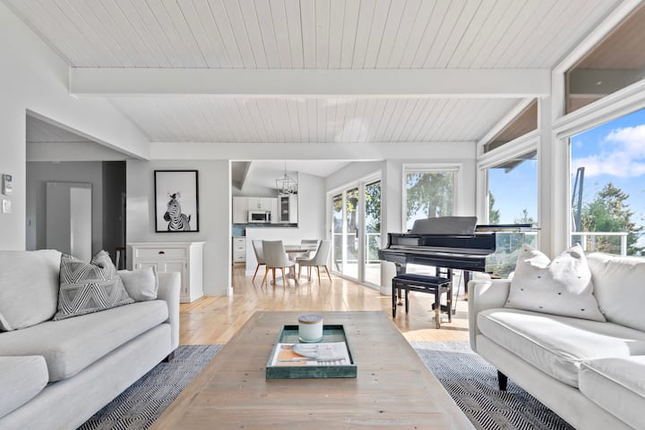 Bright Suite With Large Patio And Ocean View! - Vancouver Island