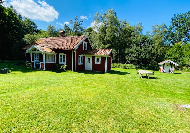 Vacker Gård Med Två Hus,avskilt Läge Med Stor Tomt - Ljungby