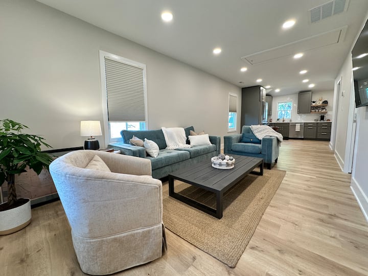 Walk To Downtown | Fire Pit + Private Patio - Leesburg, VA