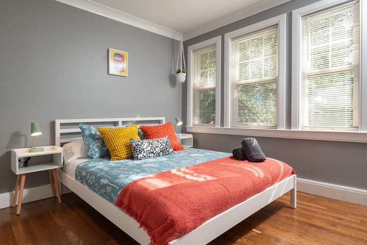 2 Free Parking Spots / 4 Beds / Washer And Dryer! - Brookline, MA