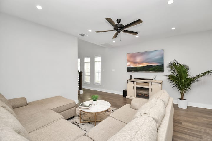 Family Retreat | Spacious 3br Home + Pool Table - 列治文