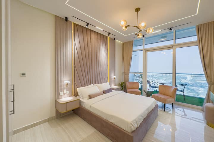 Upgraded Studio, Golf Course View, Luxury Awaits - Dubai