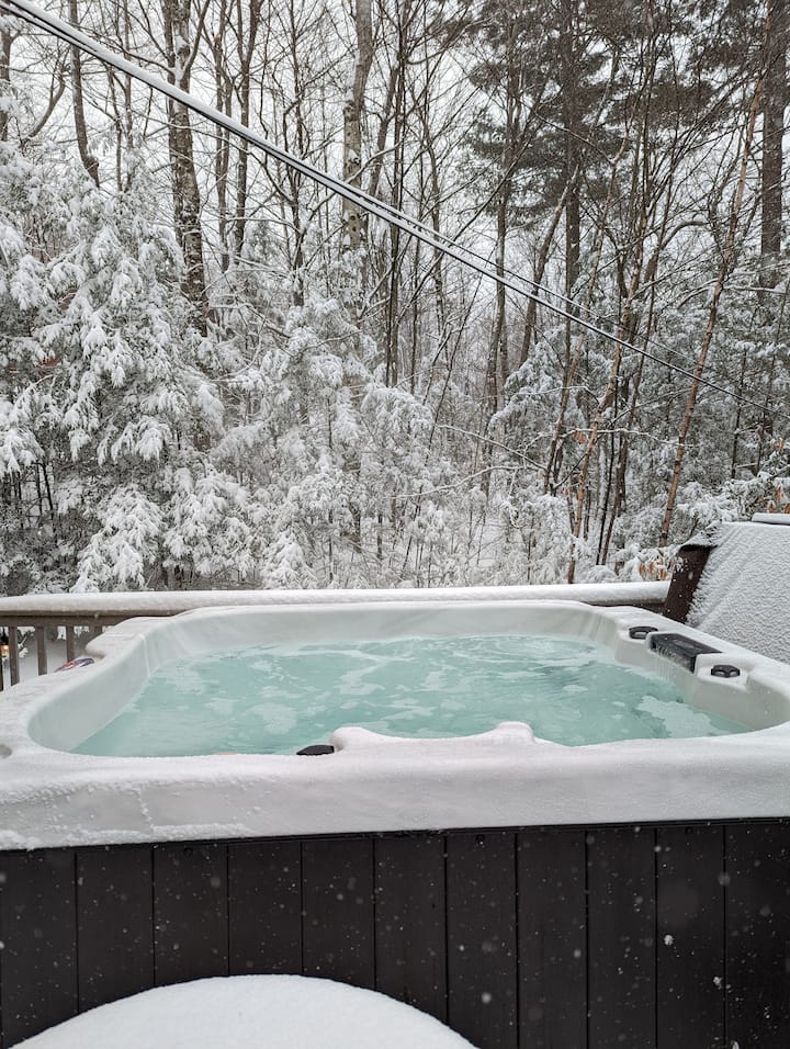 Hot Tub Oasis, Dog Friendly - Conway, NH