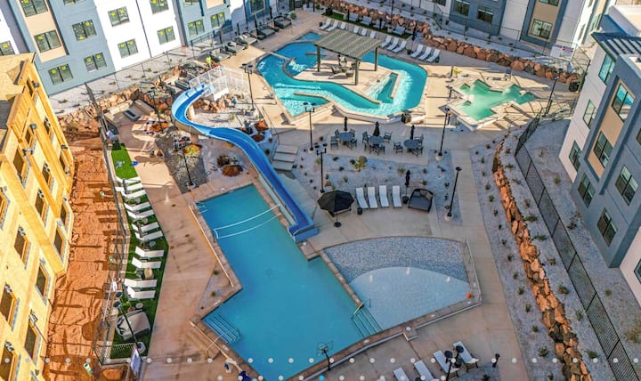 Sleeps 24 Elegant Townhome Water Park Roof Hot Tub - Hurricane, UT