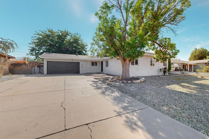 Charming 4bd/2ba Near Uptown Abq, Garage, Dogs - Albuquerque, NM