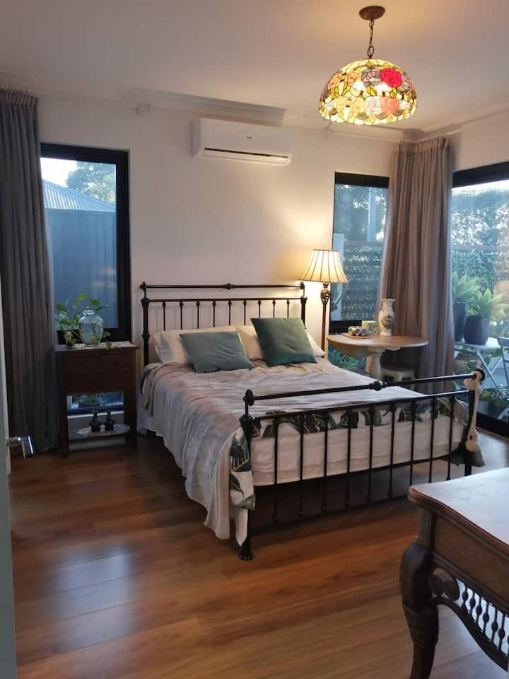 Private And Cosy! Master Bedroom With Garden View - Mount Pleasant