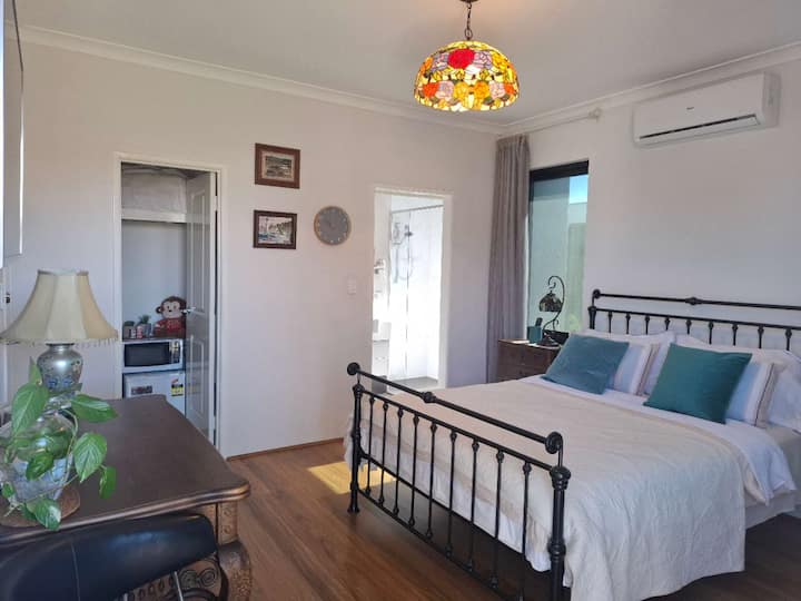 Guest Suite, Private Entrance, Bathroom & Garden - Mount Pleasant