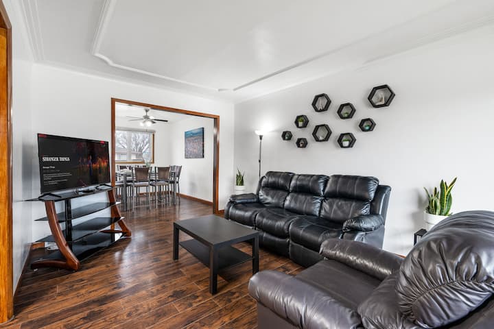 3bed/2bath Home With Free Parking - Winnipeg