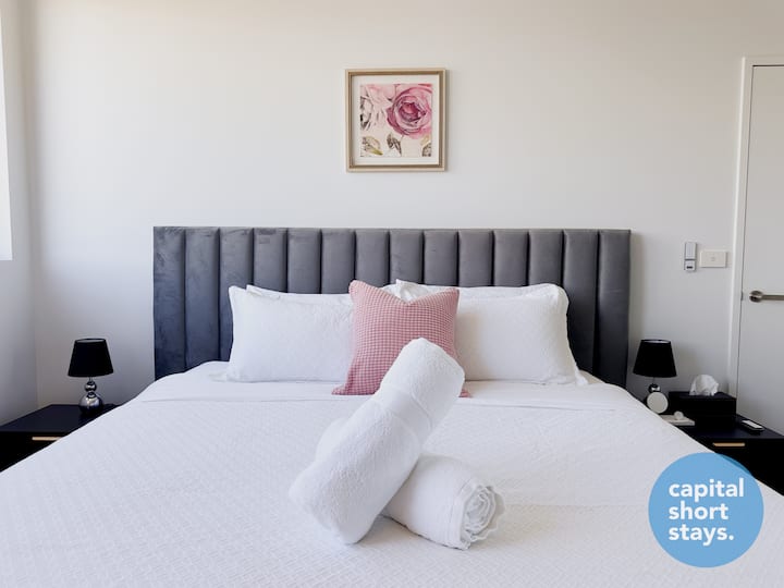 Top-floor Luxury Haven | Parking | Near Shops - Canberra