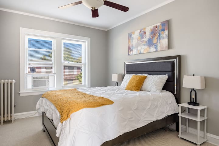 Serene Suburban Stay: Family-friendly W/ez Parking - Brookfield, IL
