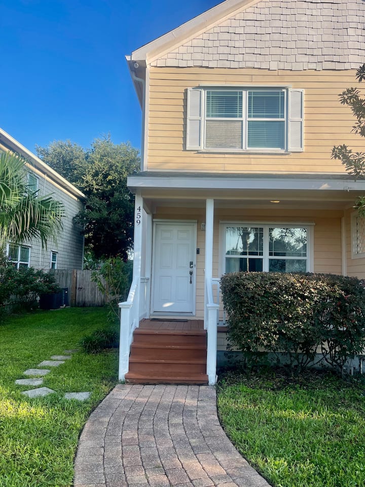 Cozy Beach Townhome Steps Away From Jax Beach - Jacksonville Beach, FL