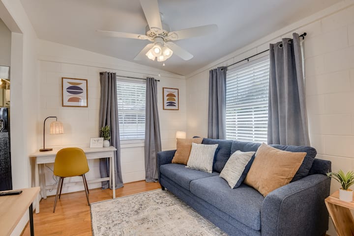 Bob's Tiny Home - Workspace, Kitchen, Pet Friendly - Augusta, GA