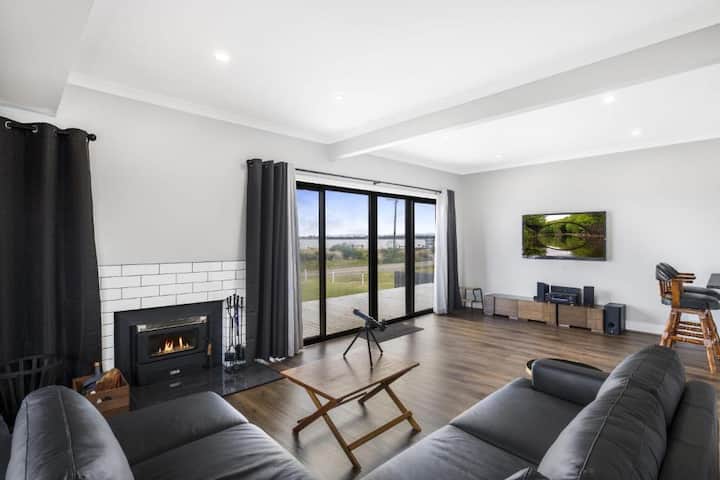Seaspray Coastal 3br Retreat Huge Block&sea Views - Port Albert