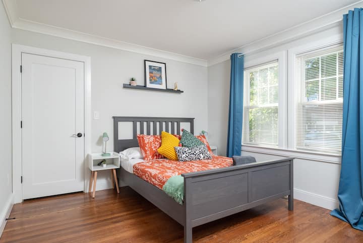 Beautiful Room / 1 Free Parking Spot/ Washer.dryer - Newton, MA