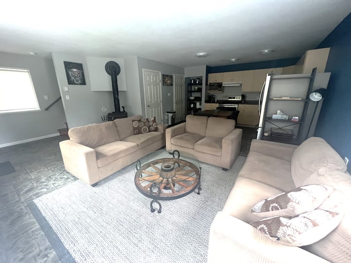 Charming Lakeside Wooded Retreat - Vernon