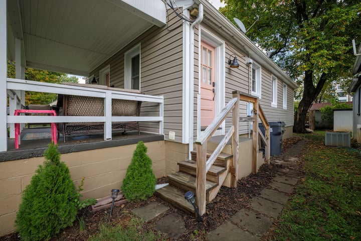 Cozy & Walkable Downtown Studio Apartment - Charlottesville, VA