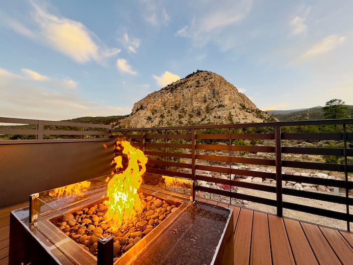 Lavish Shipping Container With 3 King Suites (Mtn) - Torrey, UT