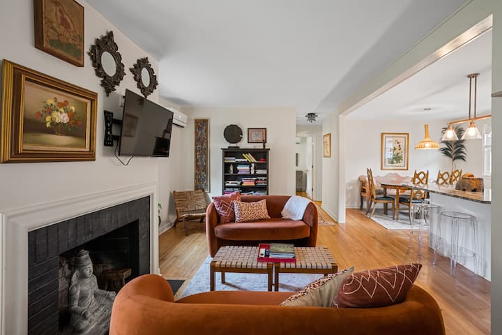 Sunny & Cozy Walkable Downtown Cottage - Charlottesville, VA