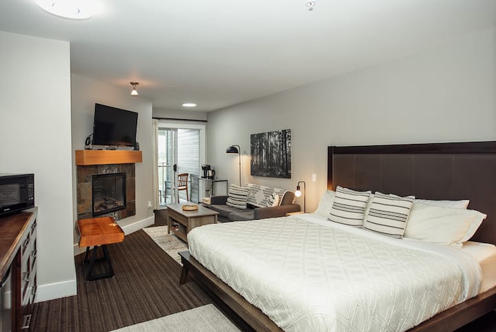 Oceanfront Studio + Pool & Hot Tubs - Parksville