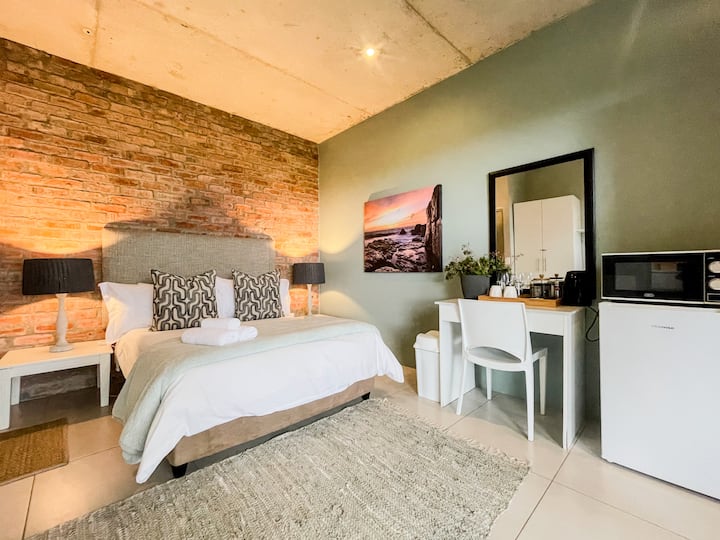 Surfari Lodge & Resort In Victoria Bay (Room 17) - Victoria Bay