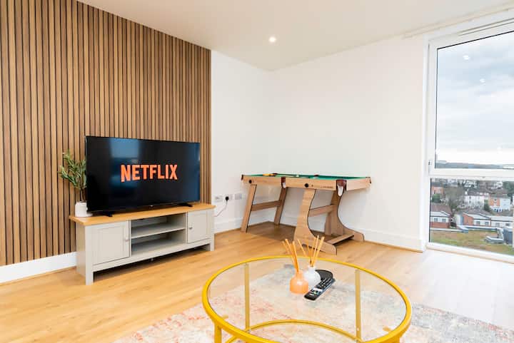 Large 2br Penthouse- Ocean Views + Free Parking - Beaulieu