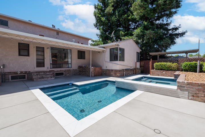 Spacious East Sac Home W/ Pool, Hot Tub, Game Room - Sacramento