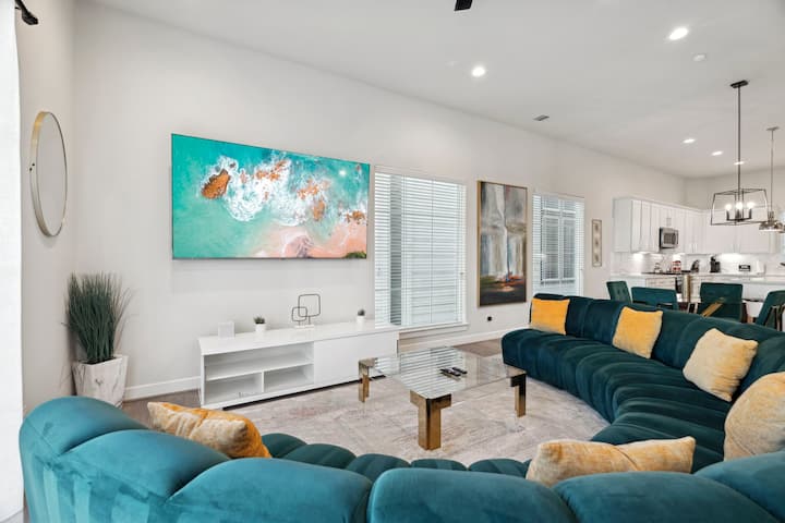 The Houston Hangout: Modern Comfort & Style - Houston, TX