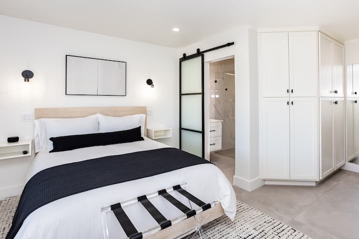 Boutique King Room At Hotel Bayit - Modesto, CA