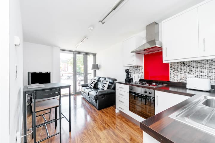 Modern 1 Bed Apartment In Bustling Neighbourhood - Belfast