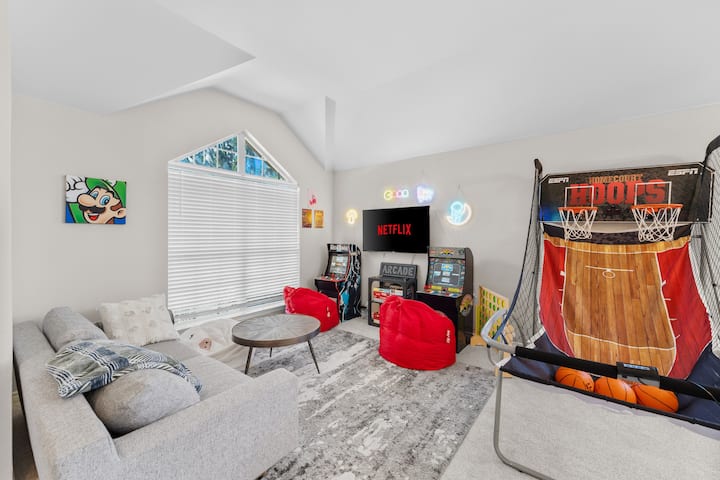 Warm Spacious Oasis With Arcade & Office Space - Frisco, TX