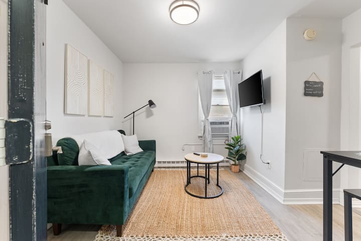 The Commuter’s Coffee Loft | 1br Across From Vre - Fredericksburg, VA
