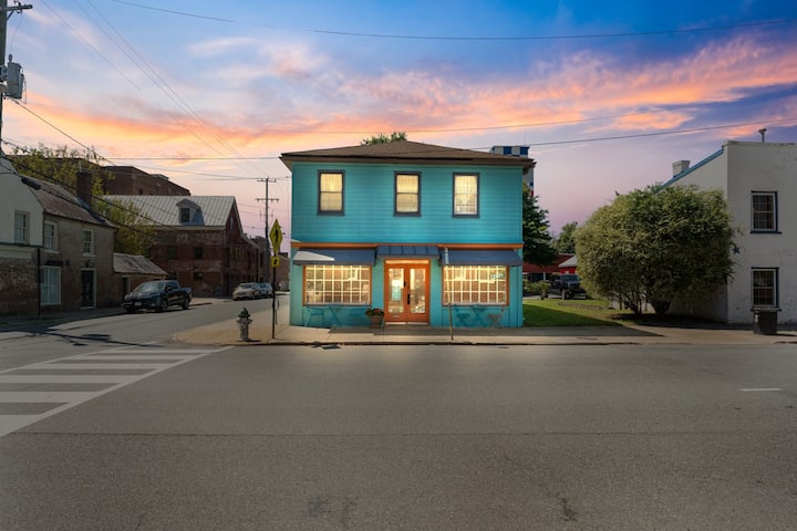 Convenient & Spacious Apartment Over Espresso Shop - Fredericksburg, VA
