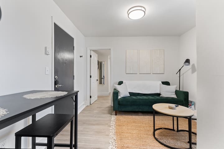 The Commuter’s Coffee Loft | 1br Across From Vre - Fredericksburg, VA