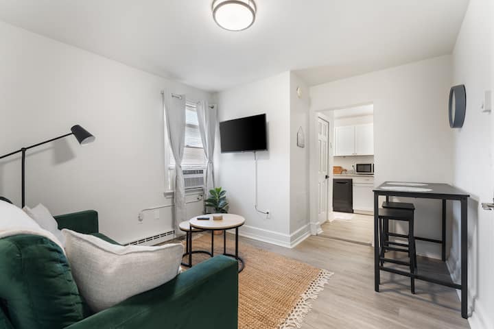 The Commuter’s Coffee Loft | 1br Across From Vre - Fredericksburg, VA