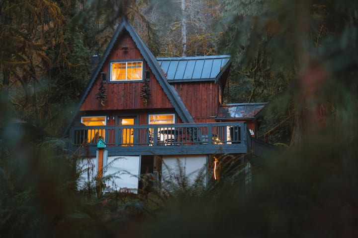 Secluded Forest Cabin | Hot Tub |Private Waterfall - North Cascades National Park