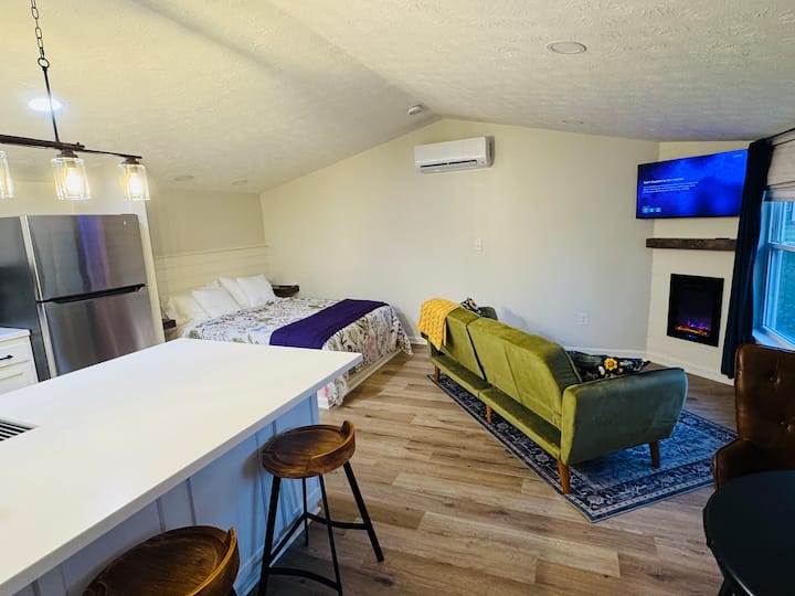 The Clematis Cottage- Hot Tub - Pendleton, IN