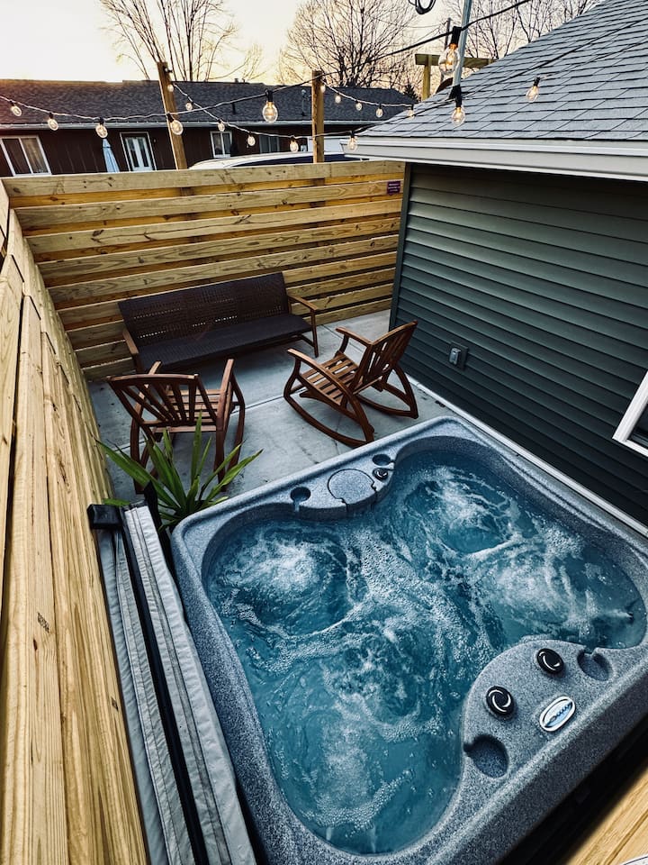 The Clematis Cottage- Hot Tub - Pendleton, IN