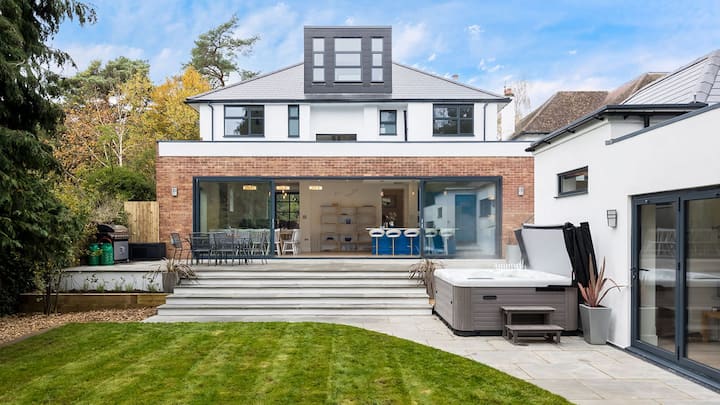 Substantial 7 Bedroom House With Garden & Hot Tub - Sandbanks