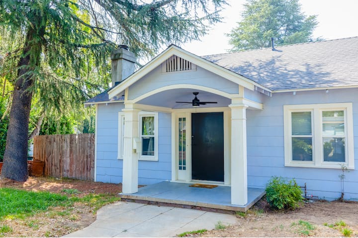Charming 2br Pasadena/altadena Adj Bungalow Home - Pasadena, CA