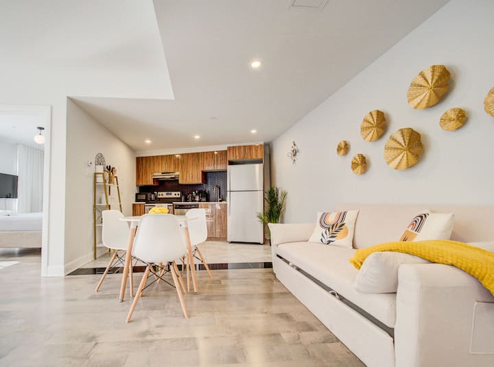 Glamorous 1-br In Downtown Mtl (Parking. $) | 28 - Laval, Quebec, Canadà