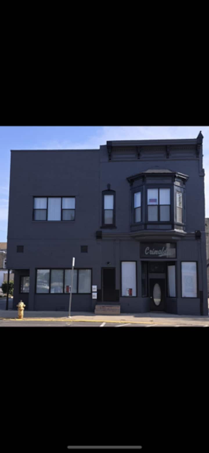 Lee's Luxury Loft - Elkhart, IN