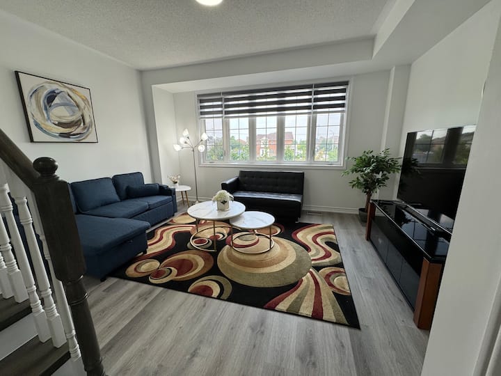 Elegant 4br/4ba Close To Trinity Commons Brampton - Brampton