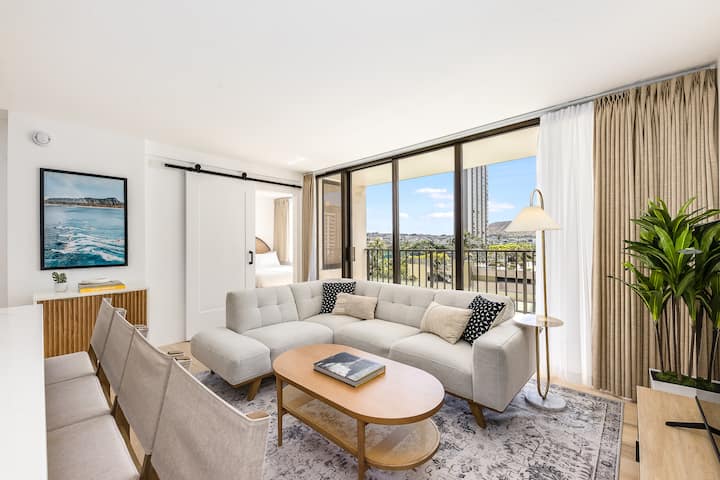 *New Modern Vacation Home W/parking - Honolulu, HI