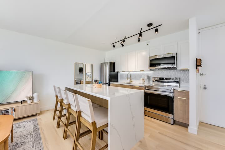 New Modern Elegant 1br 1 Block To Beach W/parking - Honolulu