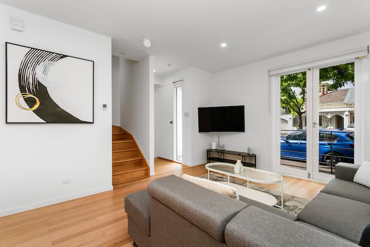 Spacious Port Melbourne Home - Melbourne
