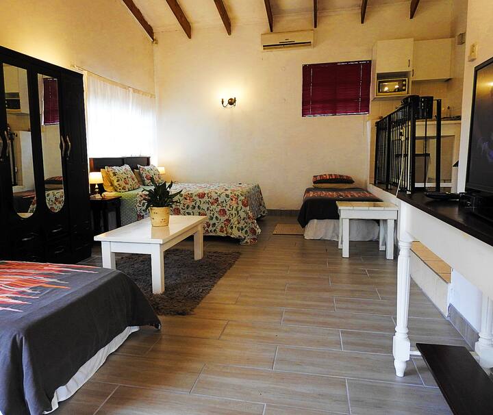 Bright & Airy Self-catering Family Suite - Kloof