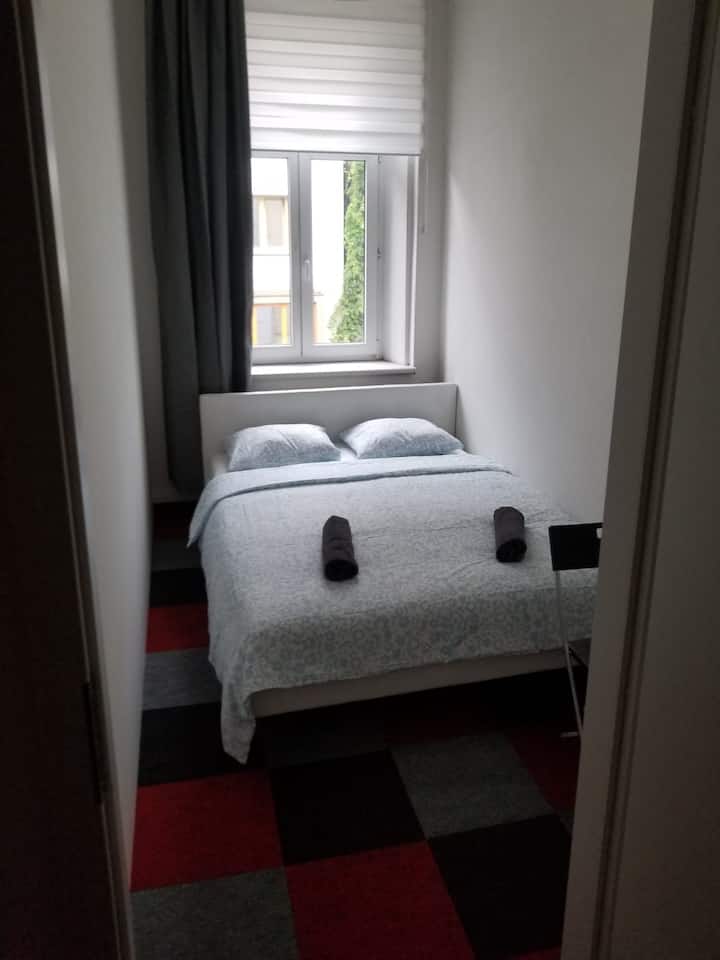 Tiny Room In Zizkov - Just A Bed - Prag