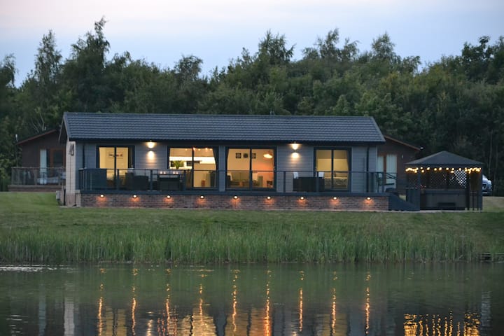 Waterside Retreat – Lakeside, Hot Tub & Views - United Kingdom